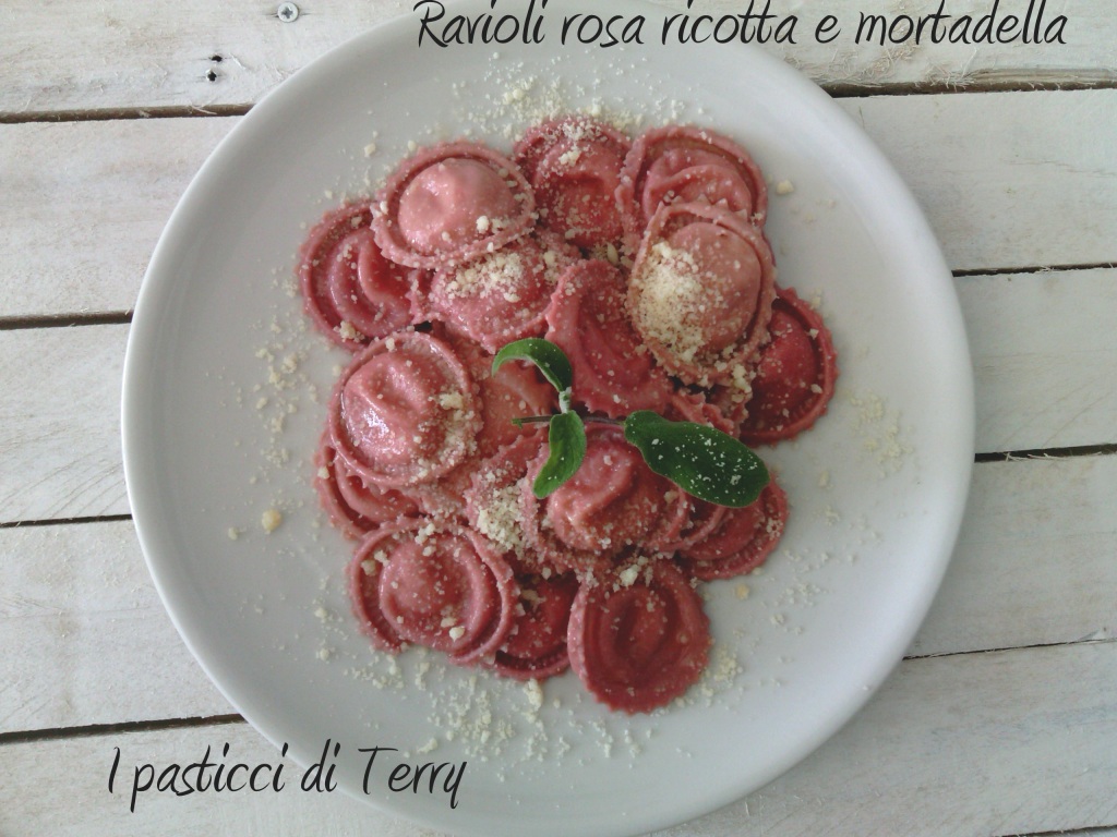 Pasta fresca - Ravioli rosa per la serie: Famòla strana :) - I pasticci ...