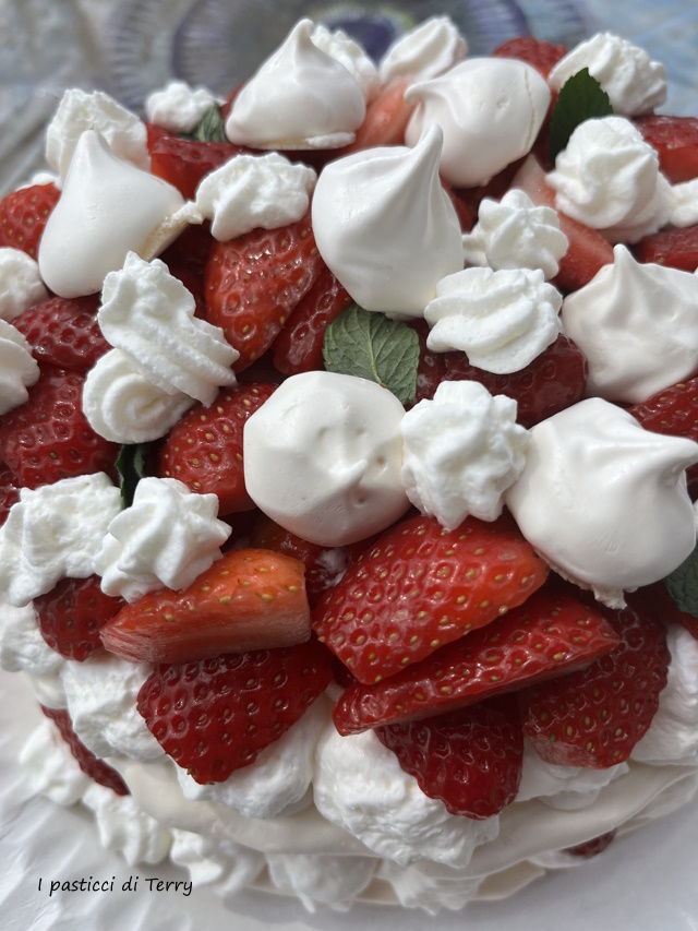 Meringata con panna e fragole - I pasticci di Terry